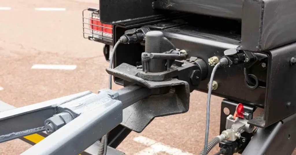 How Do Semi-Trucks Connect To Trailers? - Vehicles Authority